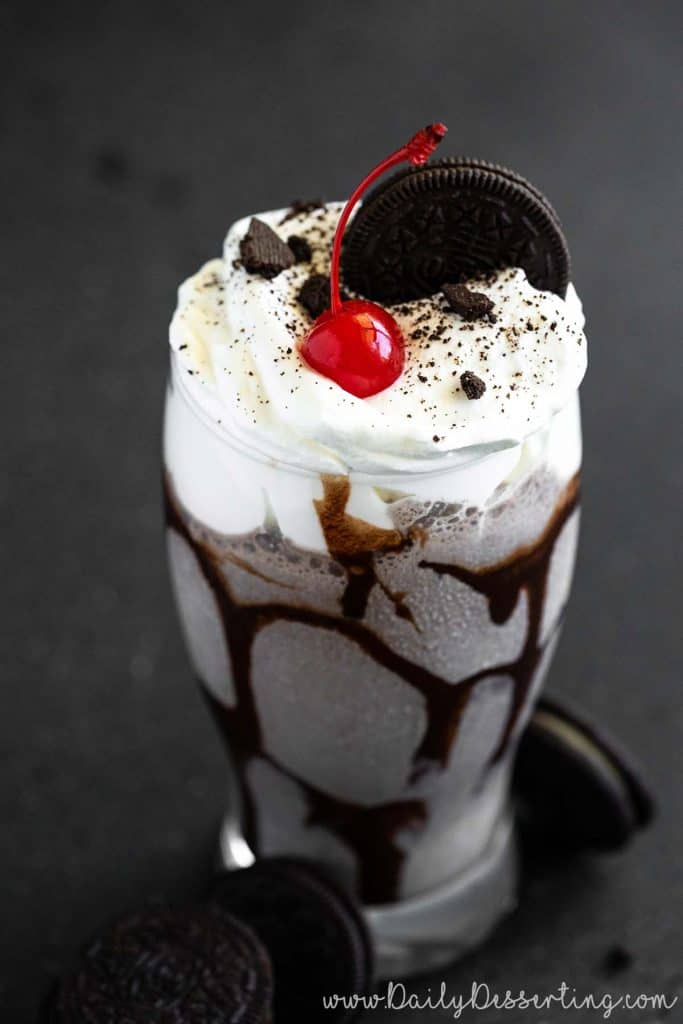 Oreo Milkshake - Daily Desserting